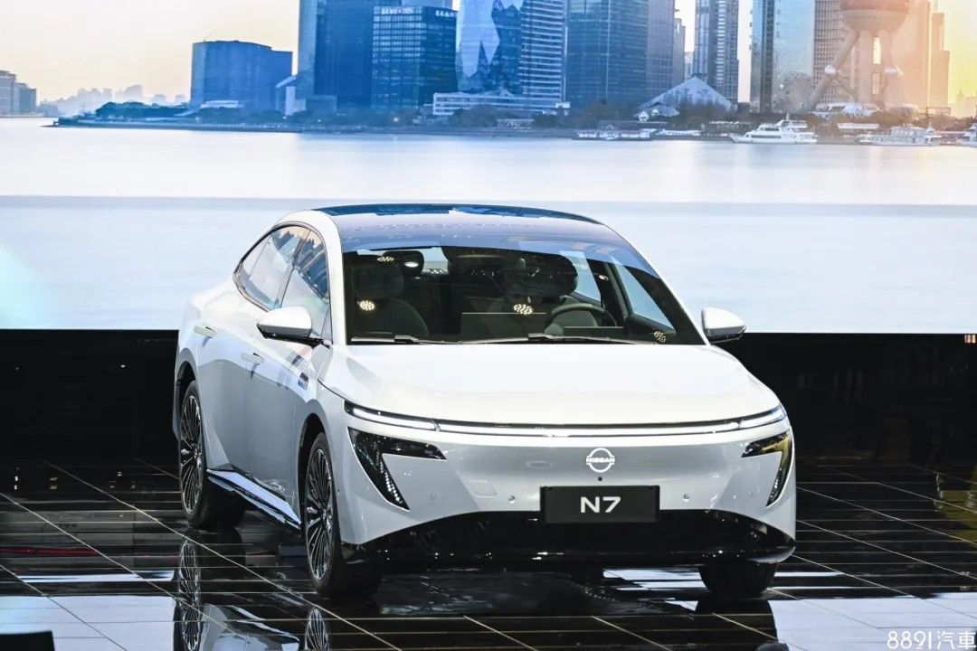 【2025上海車展】日產N7純電轎跑亮相！冰箱、沙發、大螢幕都有！ | 8891新車